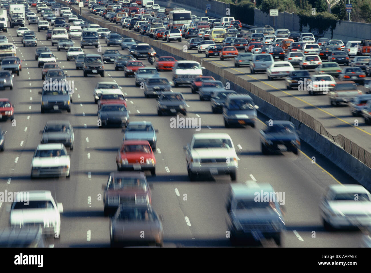 Massiv flow of traffic on a Los Angeles freeway Stock Photo - Alamy