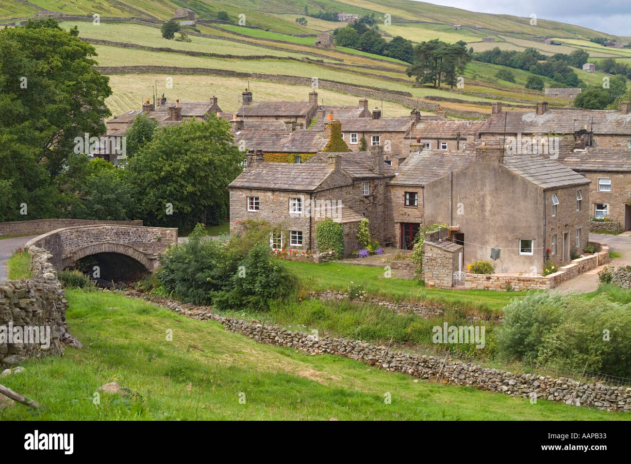 Old Cottages and the bridge over the River Swale at Thwaite, Swaledale ...
