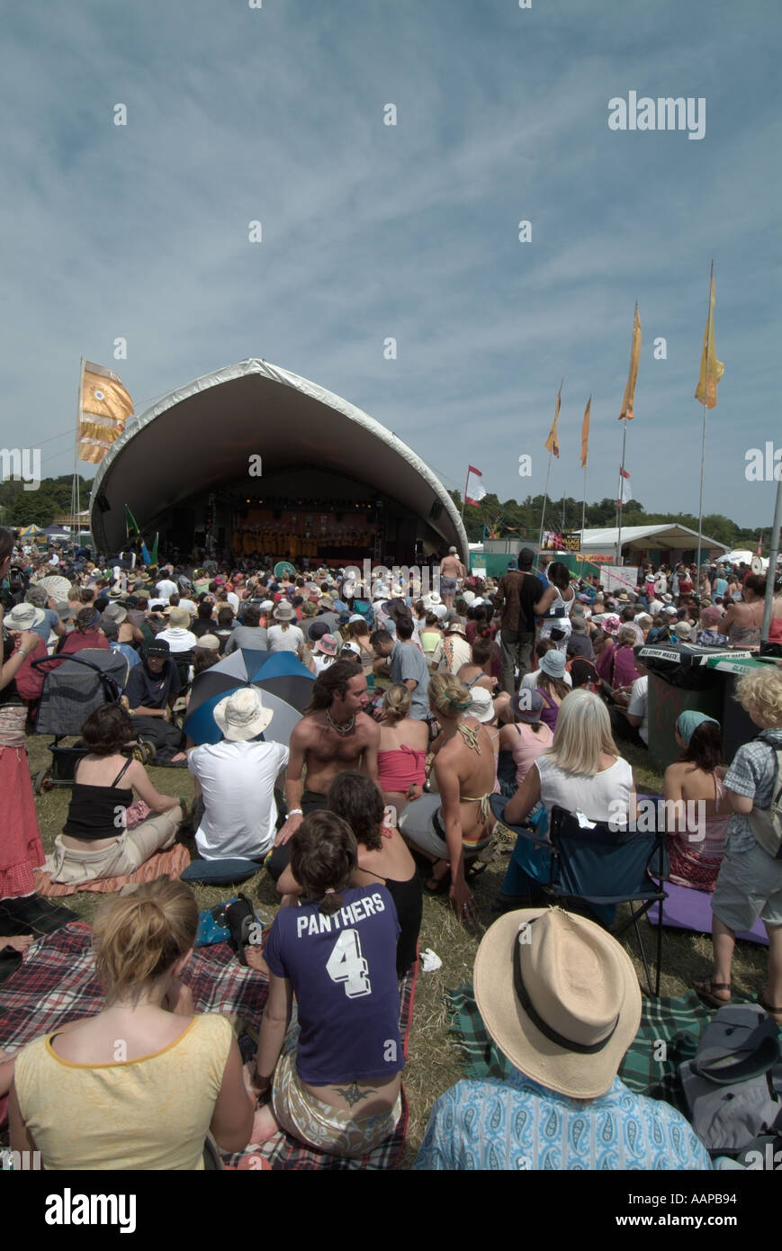 Crowds at womad festival hi-res stock photography and images - Alamy