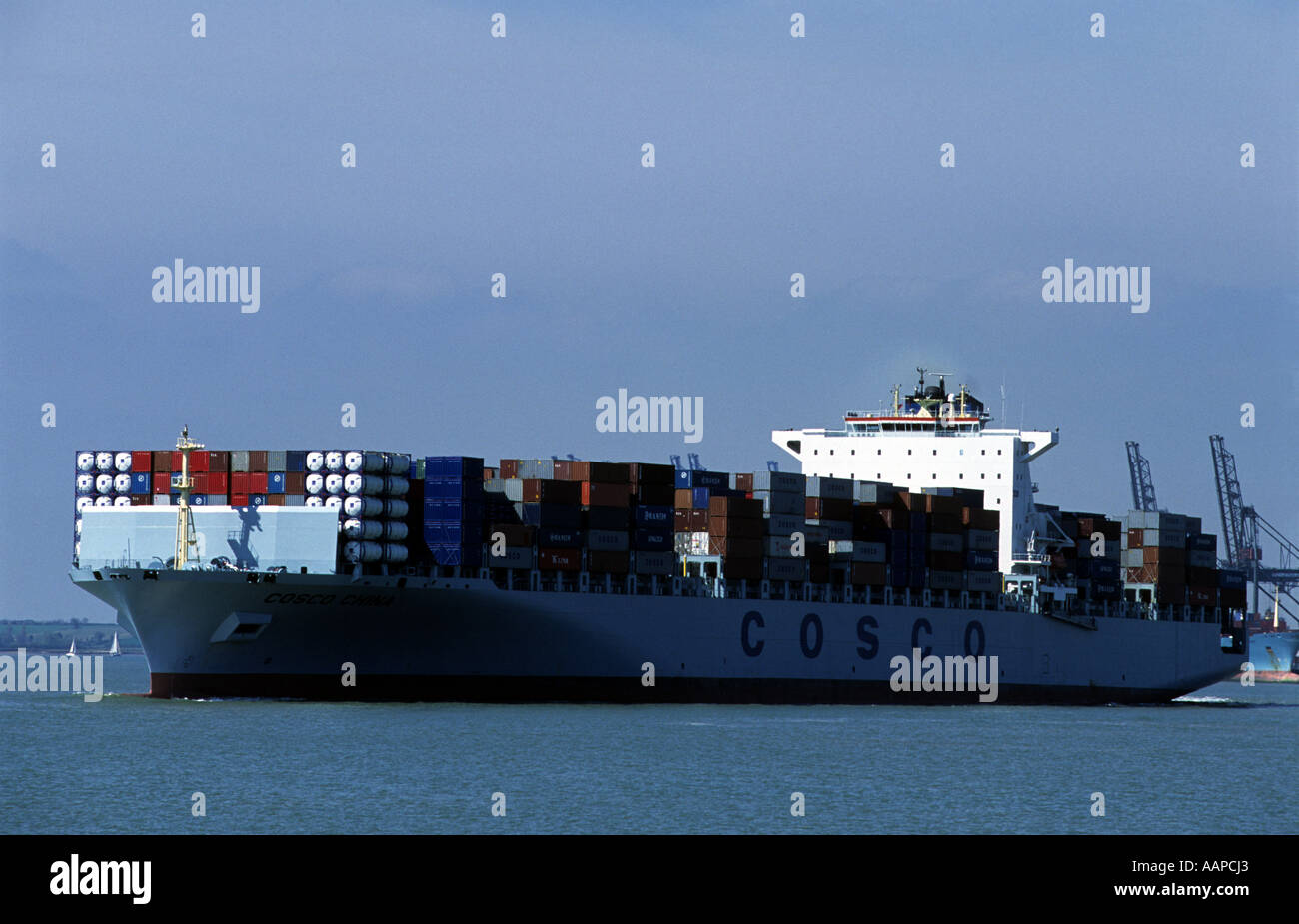 Cosco container hi-res stock photography and images - Alamy