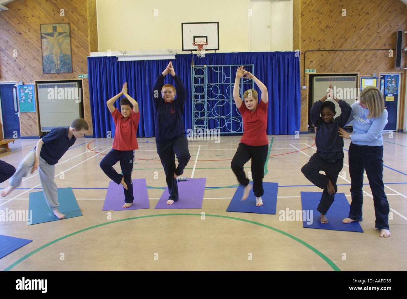 Young children in school yoga class Stock Photo - Alamy