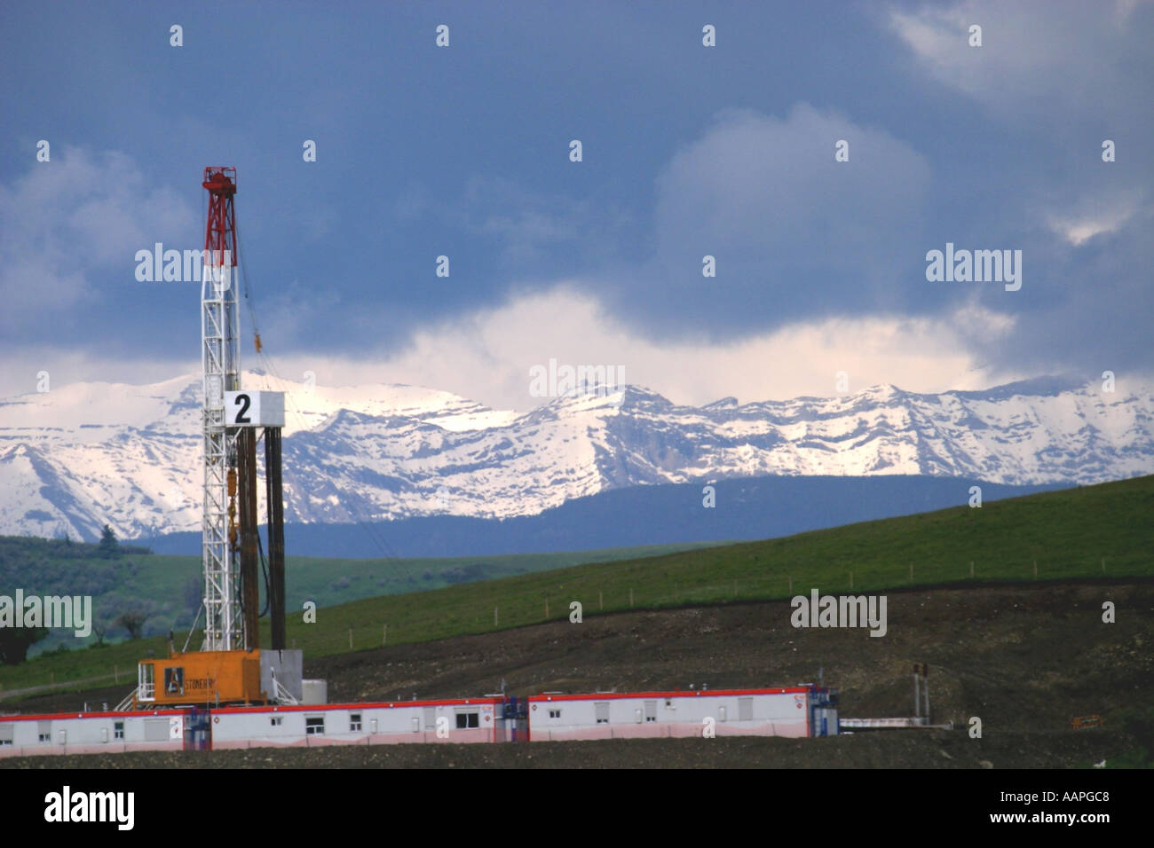 Alberta oil rig and mountains hi-res stock photography and images - Alamy