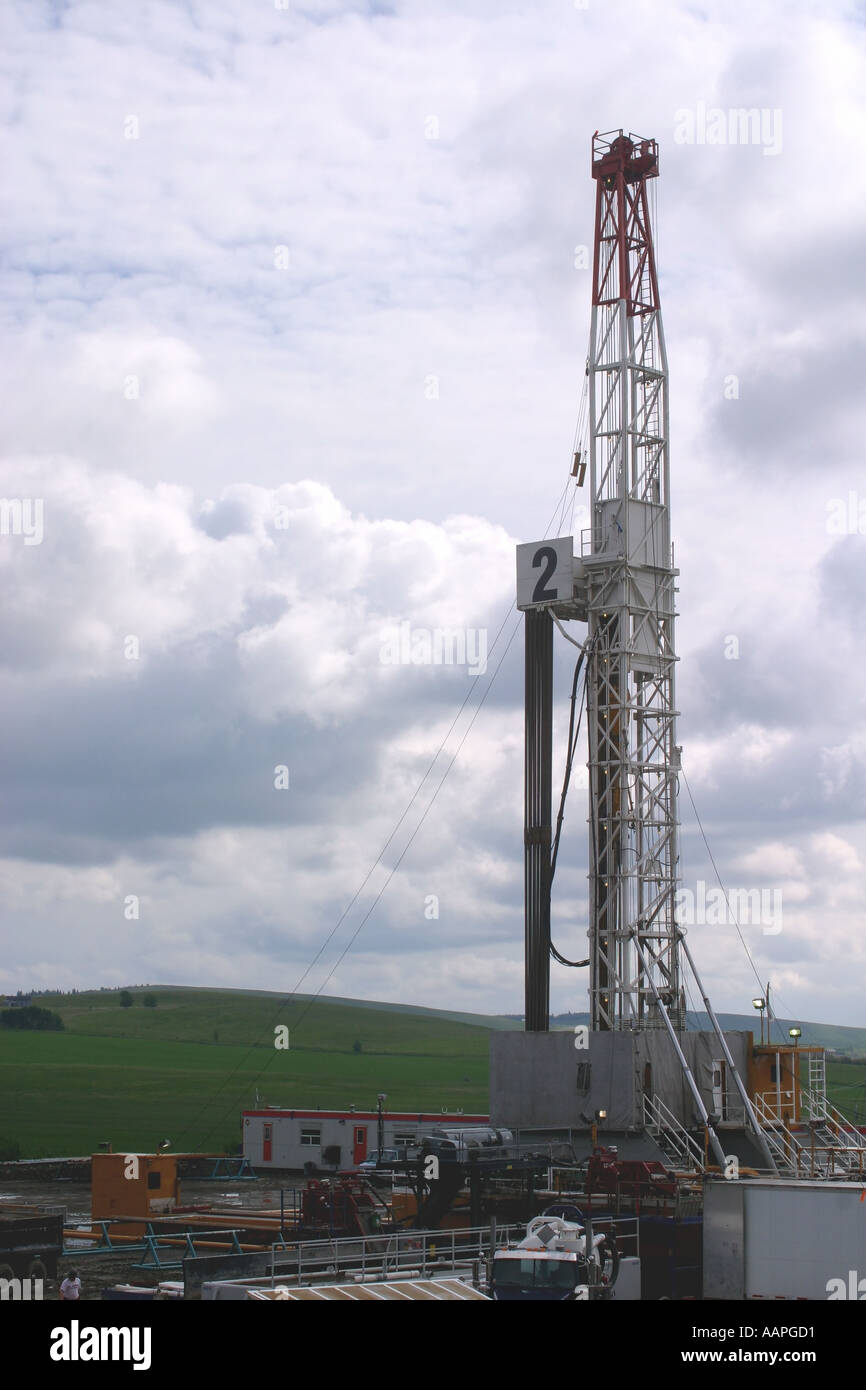 Alberta oil rig and mountains hi-res stock photography and images - Alamy