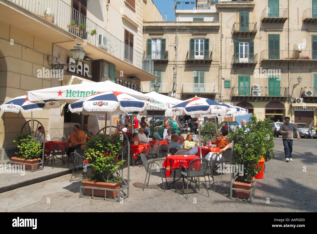 Italian pavement bar alfresco customers eating & drinking out doors ...
