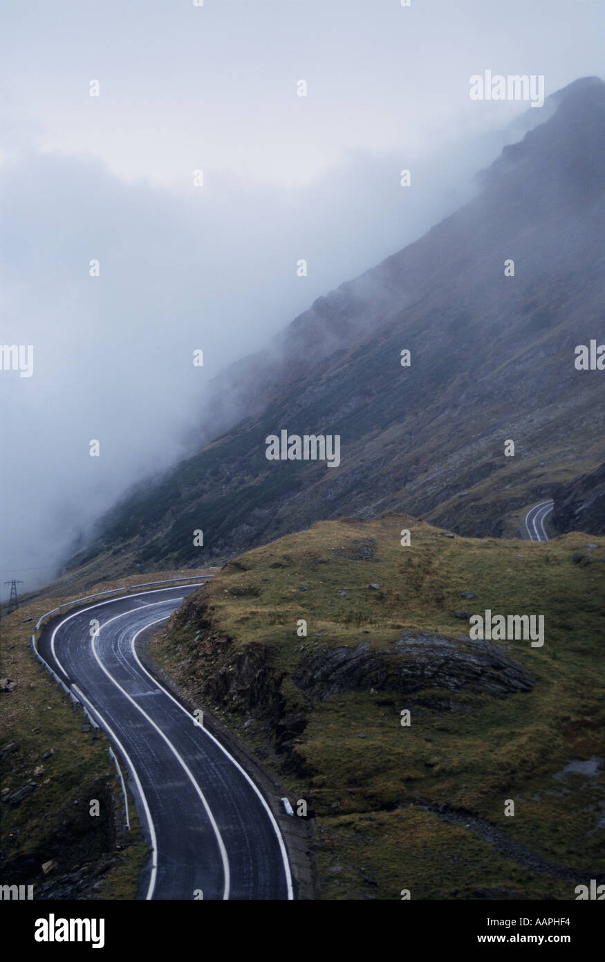 The infamously winding Transfagaras Road that crosses the Fagaras ...