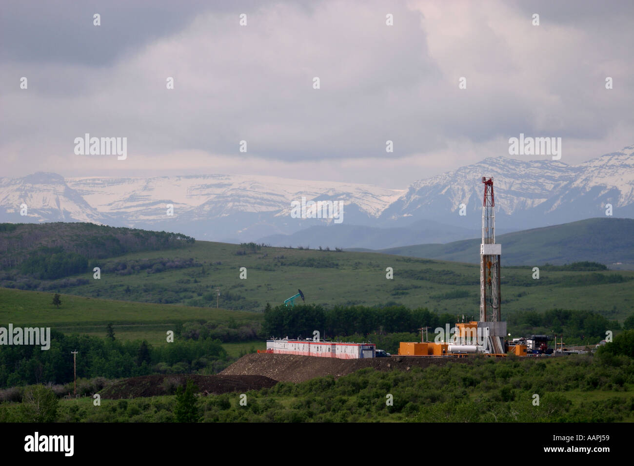 Alberta oil rig and mountains hi-res stock photography and images - Alamy