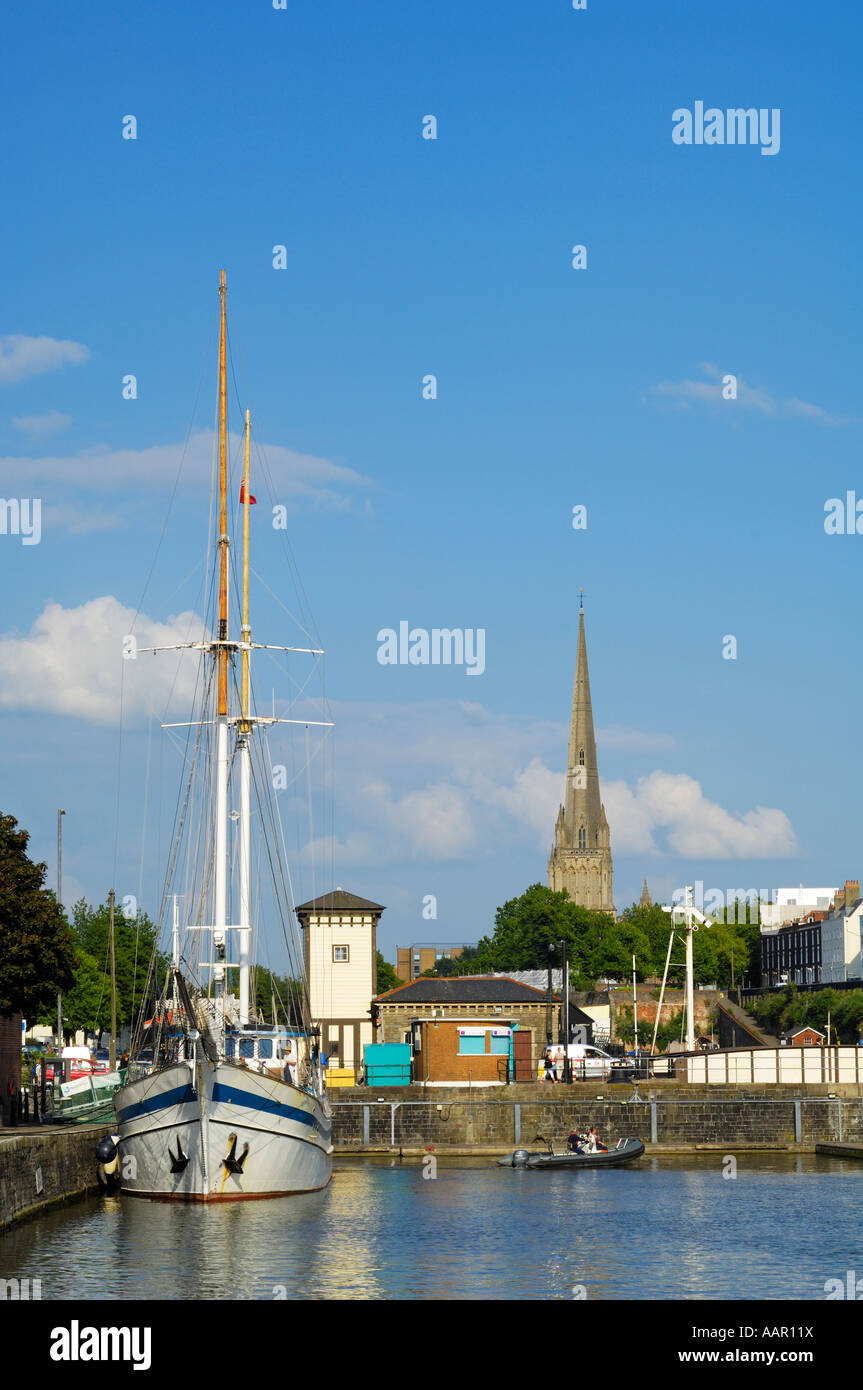 Ship on harbour wharf hi-res stock photography and images - Alamy