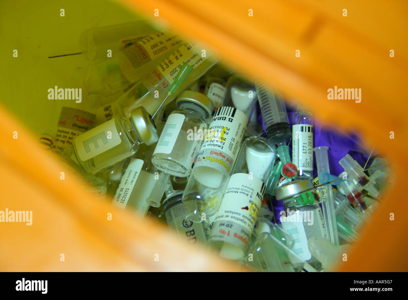 Sharps bin hi-res stock photography and images - Alamy