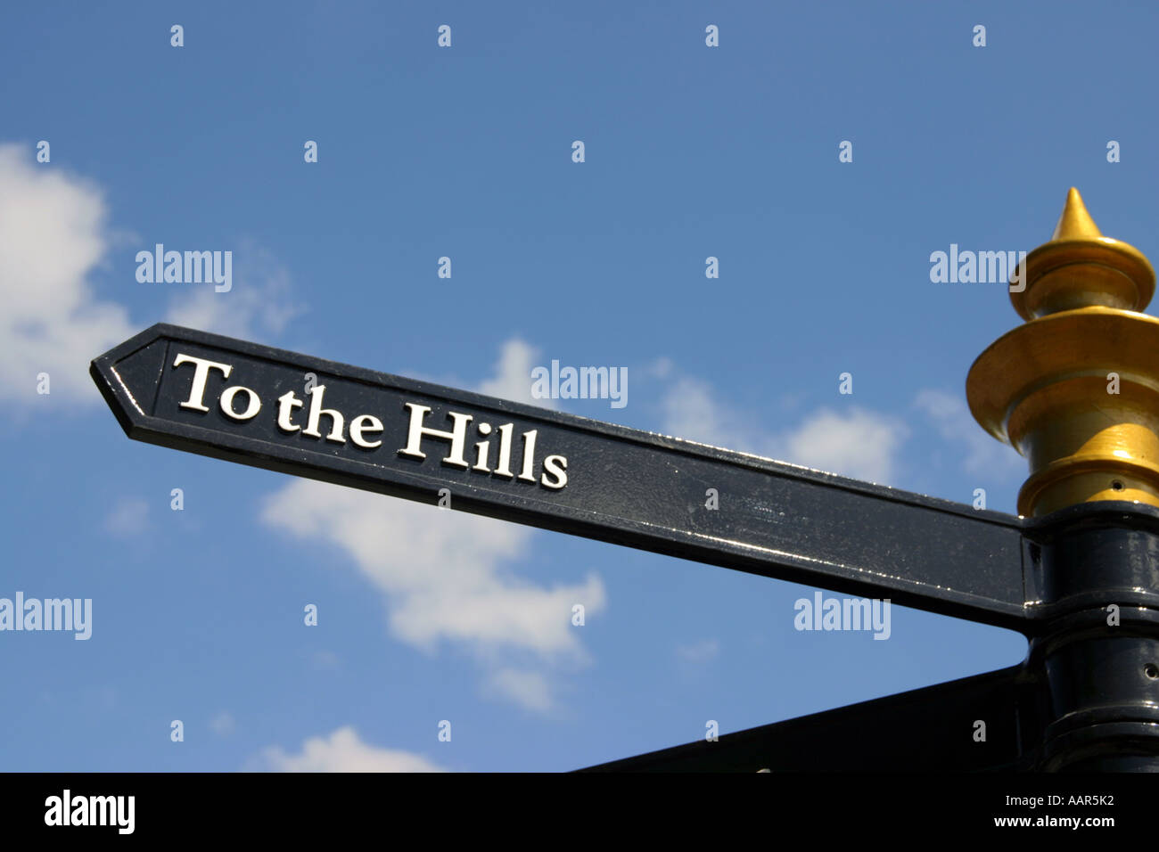 sign in Malvern saying to the hills Stock Photo - Alamy