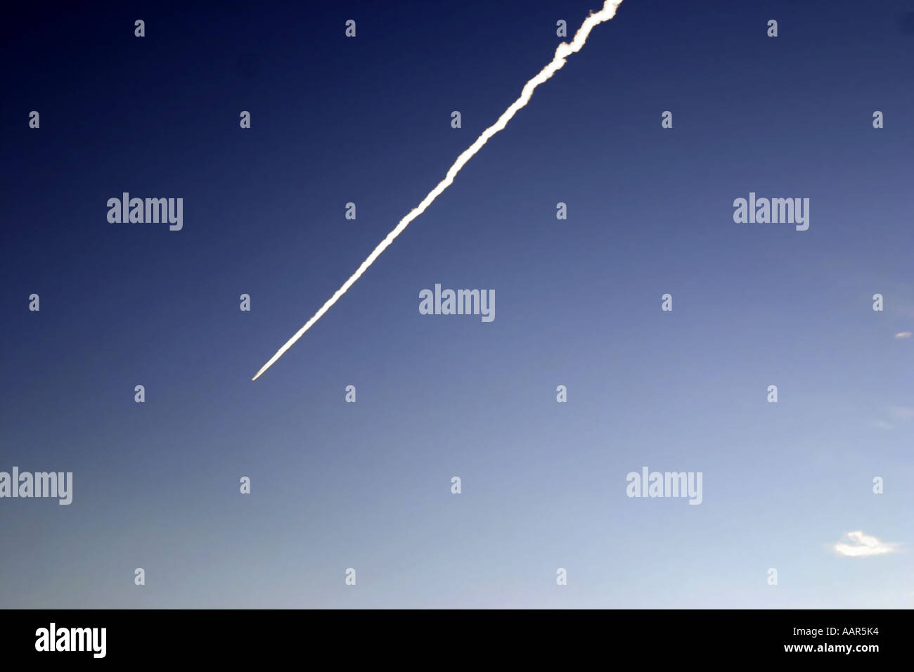 Jet contrail hi-res stock photography and images - Alamy