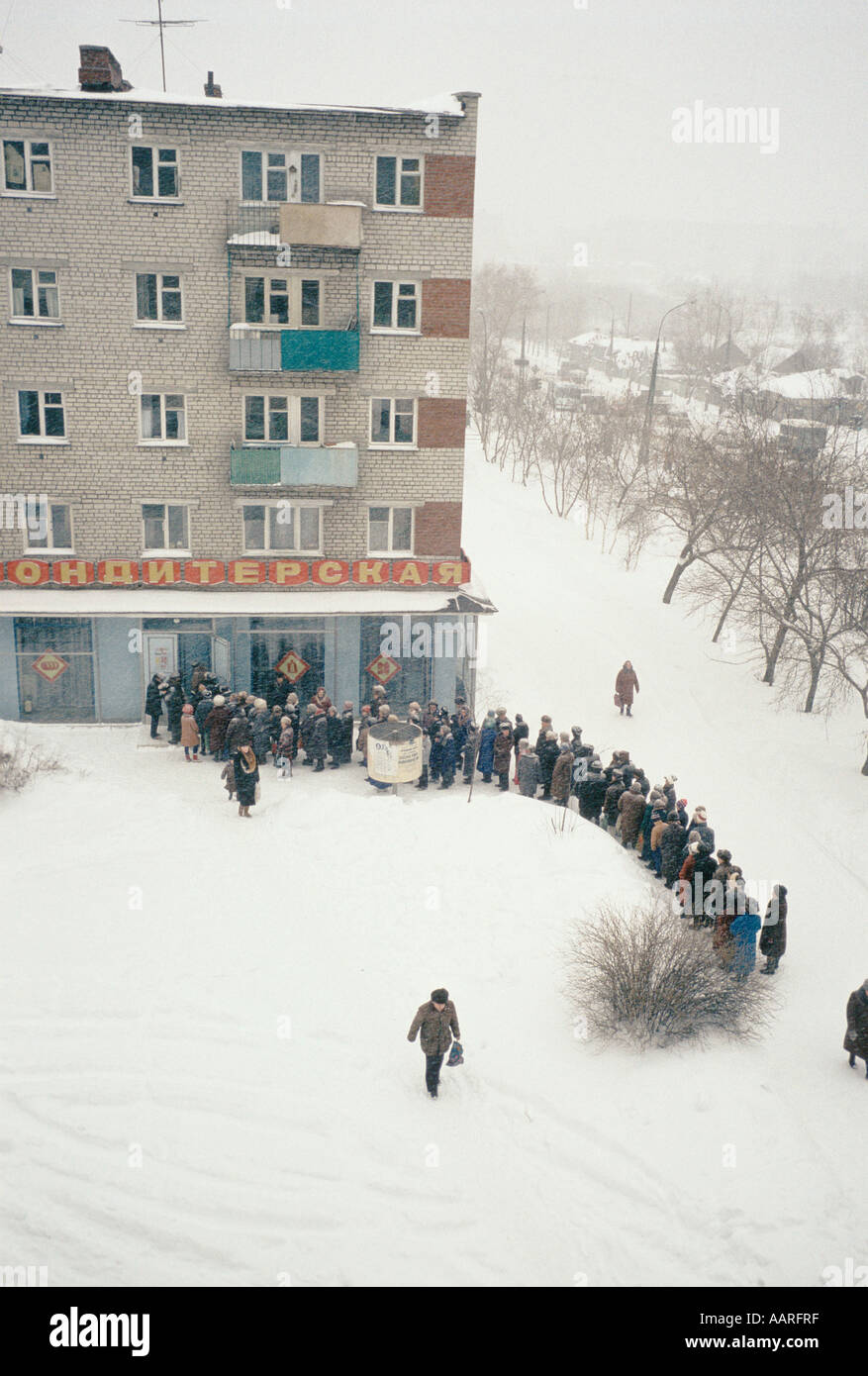 Long queue for food hi-res stock photography and images - Alamy