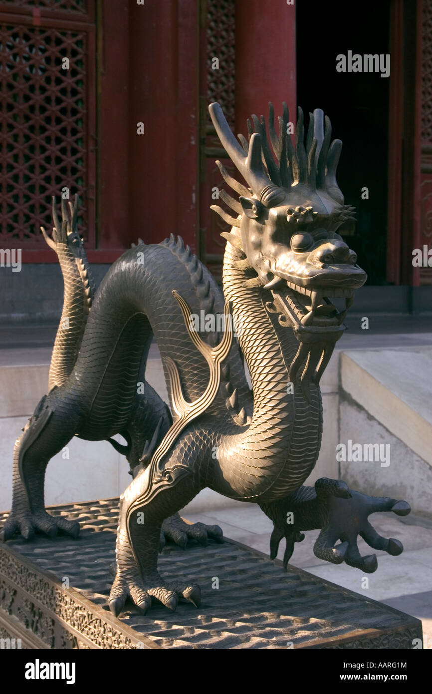 Dragon sculpture protecting the entrance of the Benevolence and ...