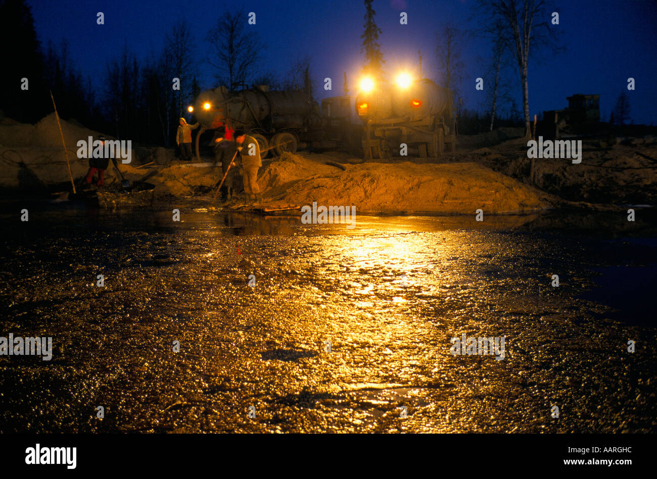 OIL SPILL IN USINSK MAY 1995 WORKERS SYPHONING OIL FROM AN OIL LAKE ...