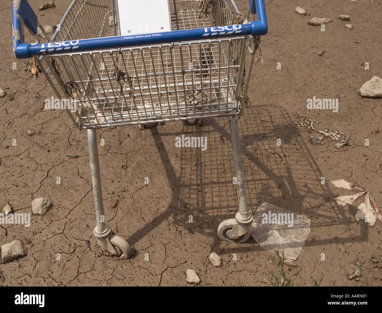 Tescos supermarket empty trolley hi-res stock photography and images ...