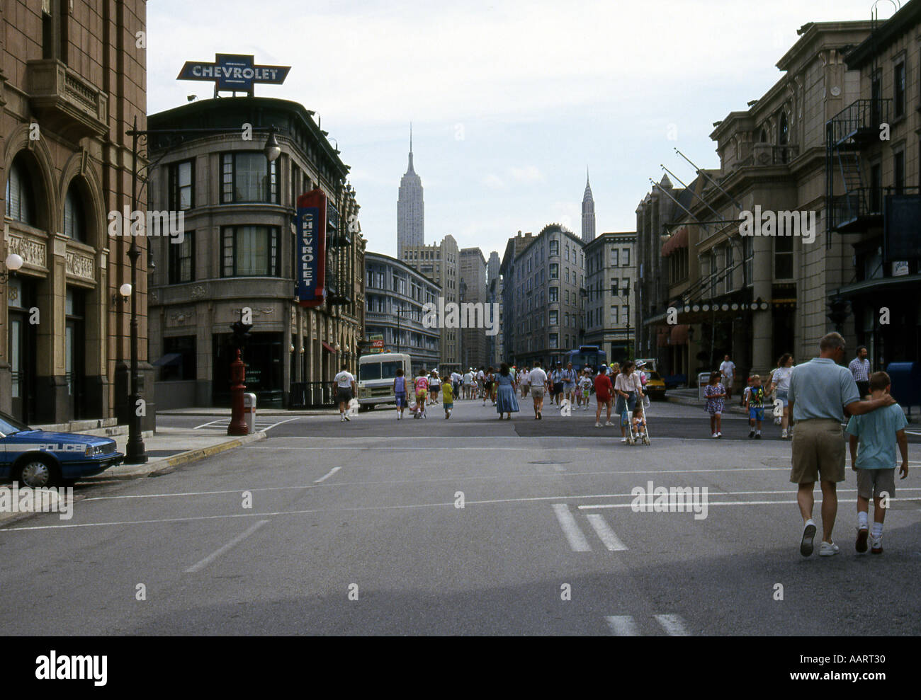 Crowd in street at MGM studio in the Walt Disney complex in Florida ...