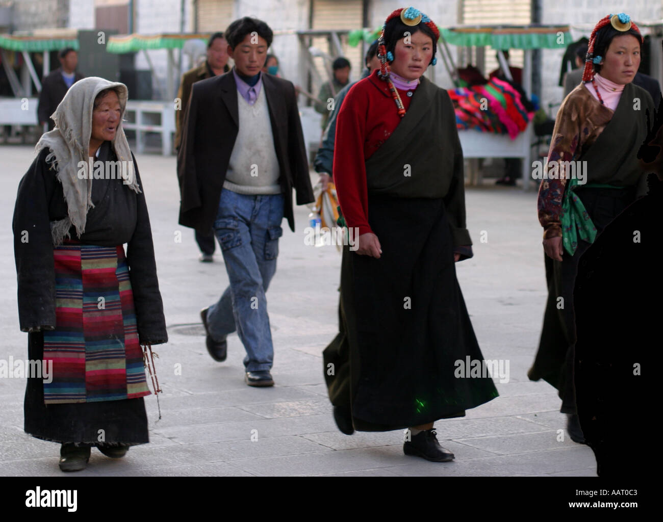 Khampa pilgrims Lhasa Tibet Stock Photo - Alamy