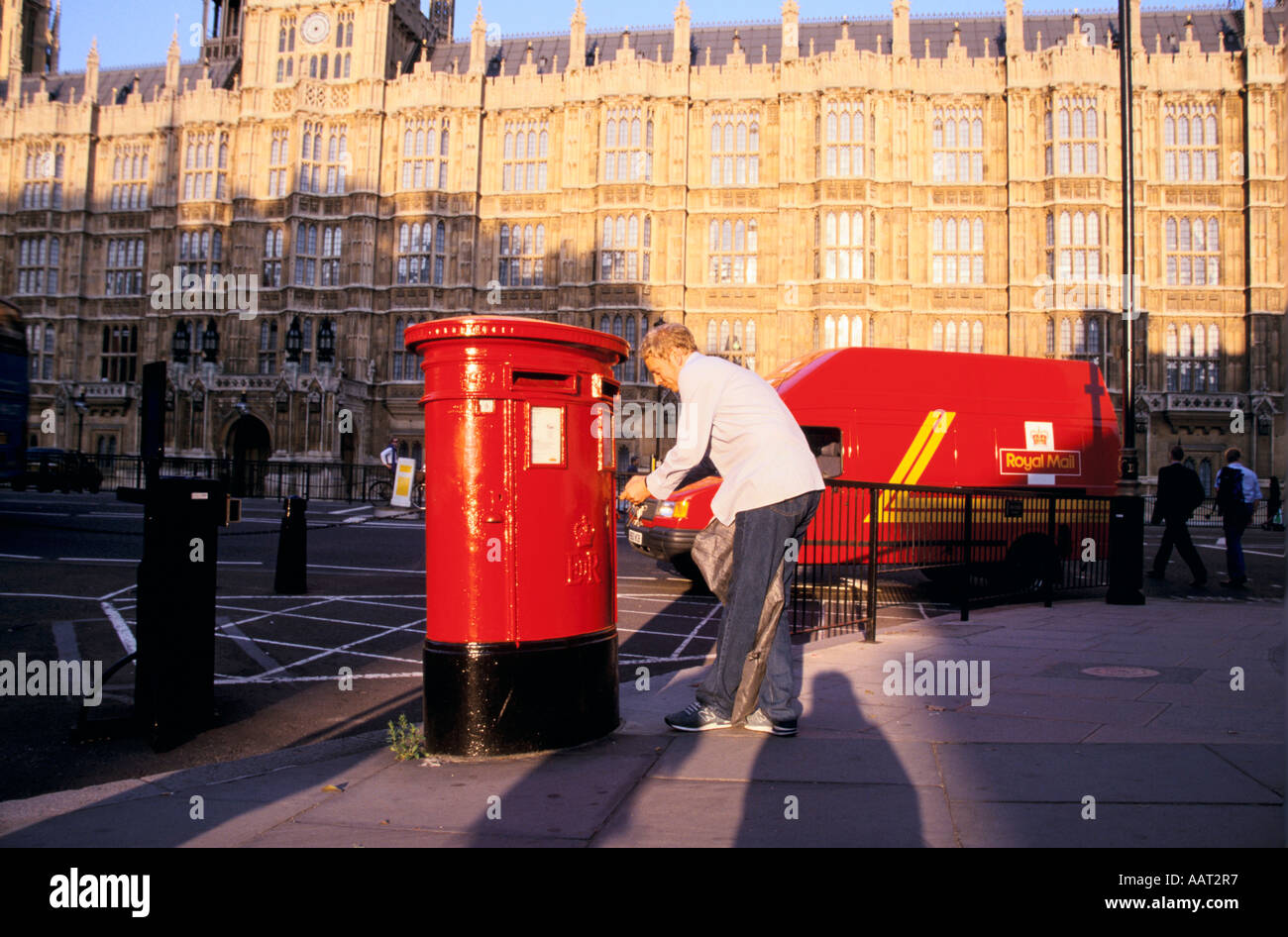 POSTMAN EMPTYING POSTBOX LONDON 1998 Stock Photo - Alamy