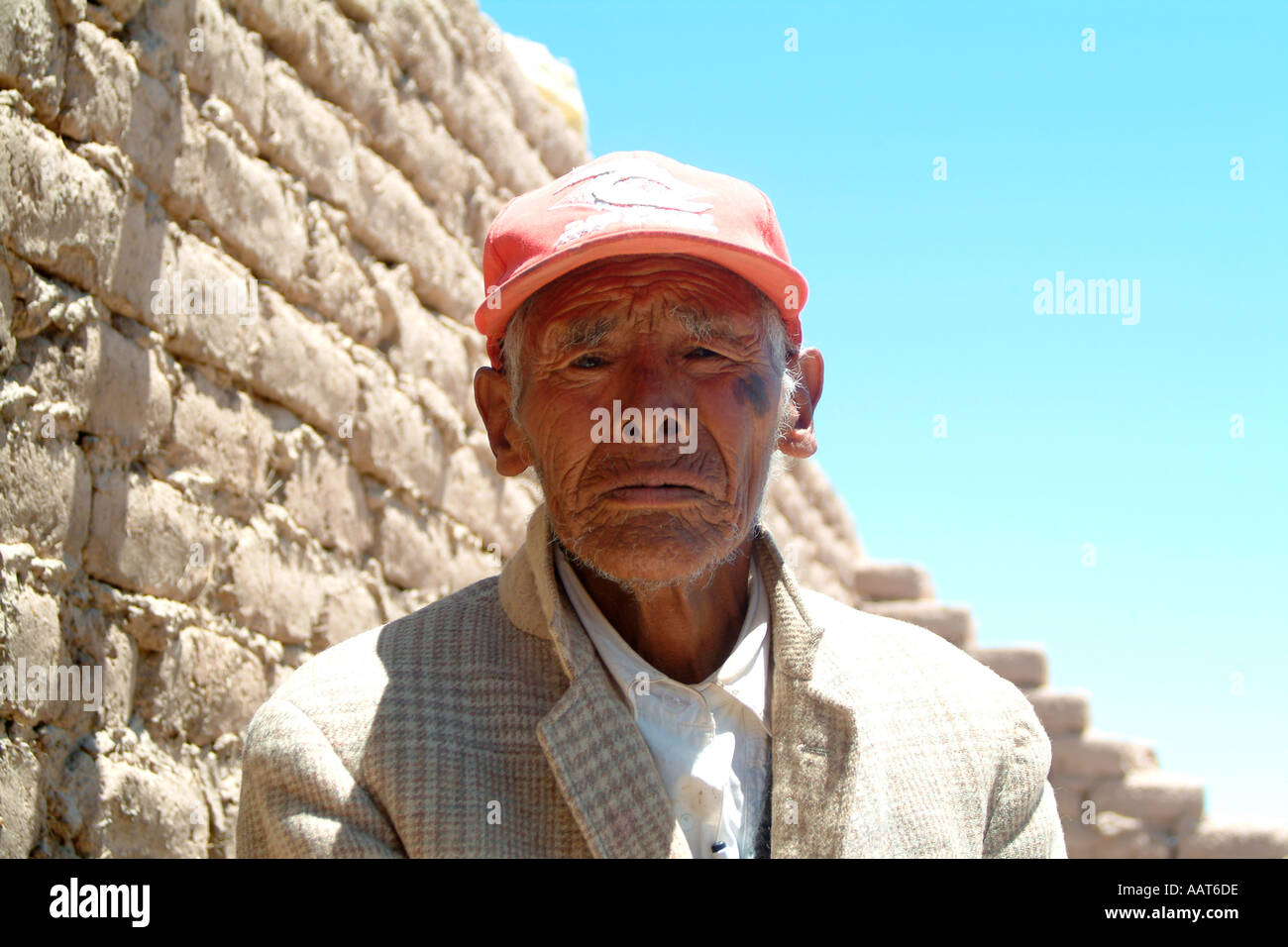 Elderly native american man hat hi-res stock photography and images - Alamy