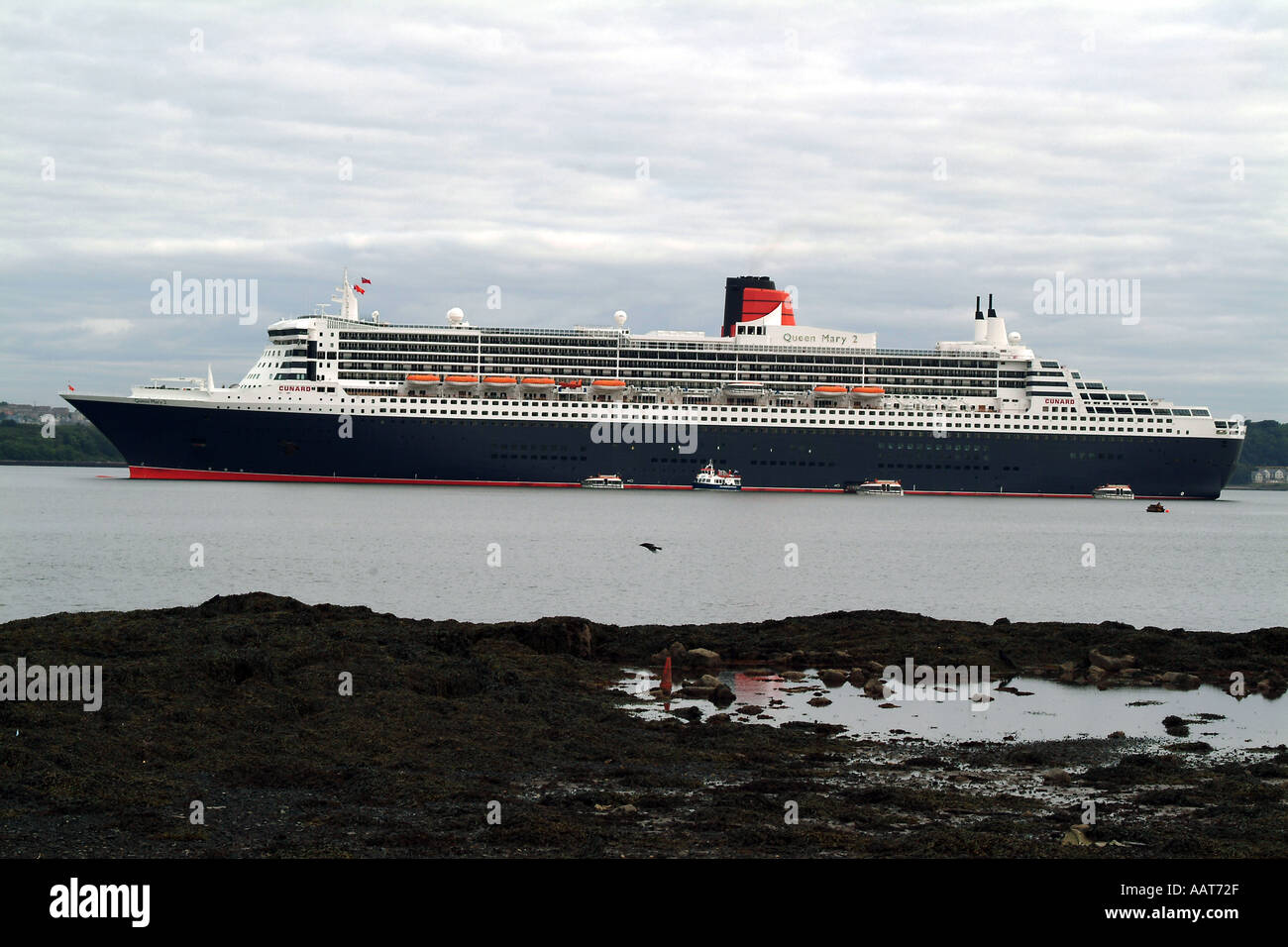 Queen mary two hi-res stock photography and images - Alamy