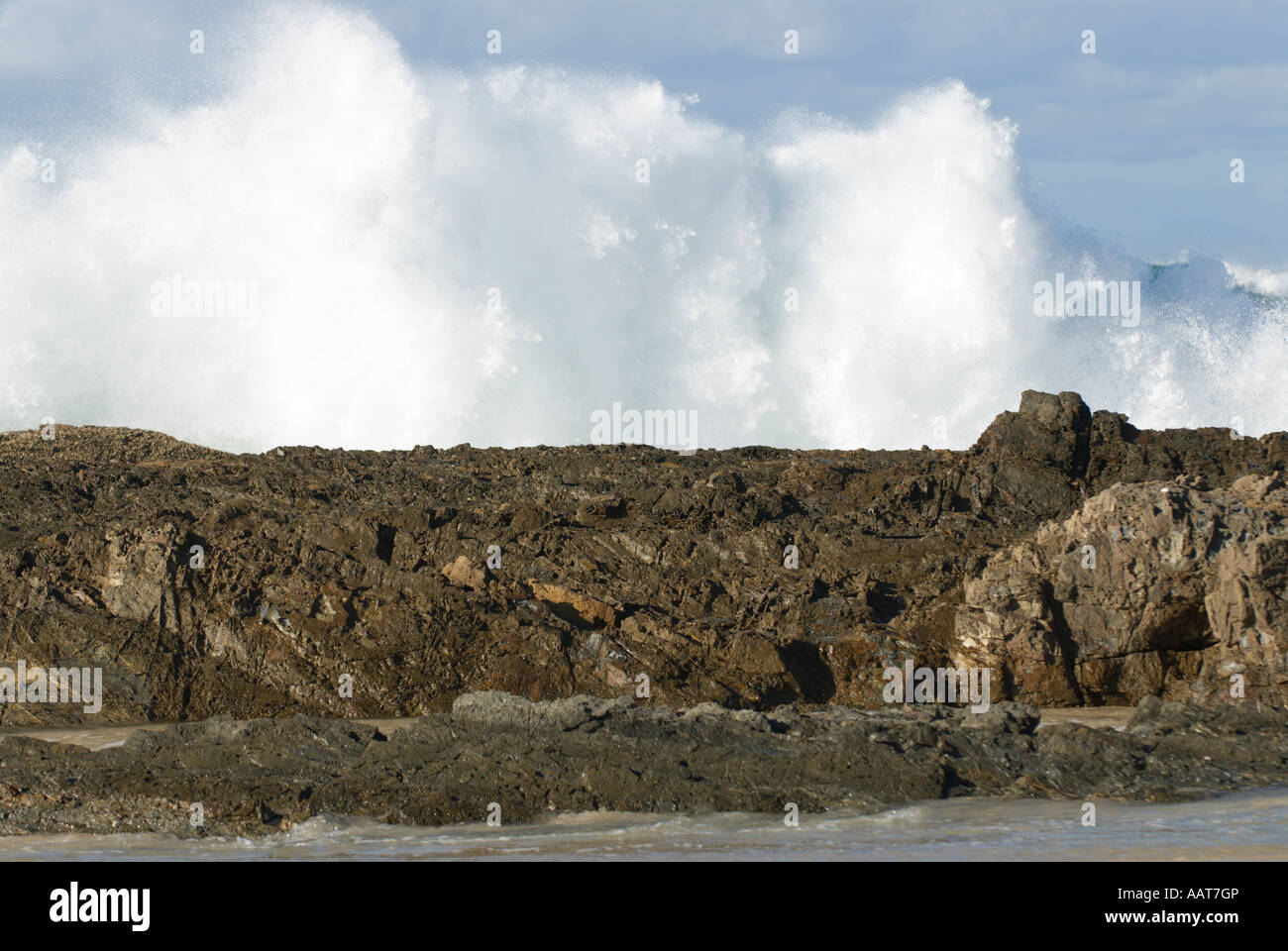 Breaking waves on rocks hi-res stock photography and images - Alamy