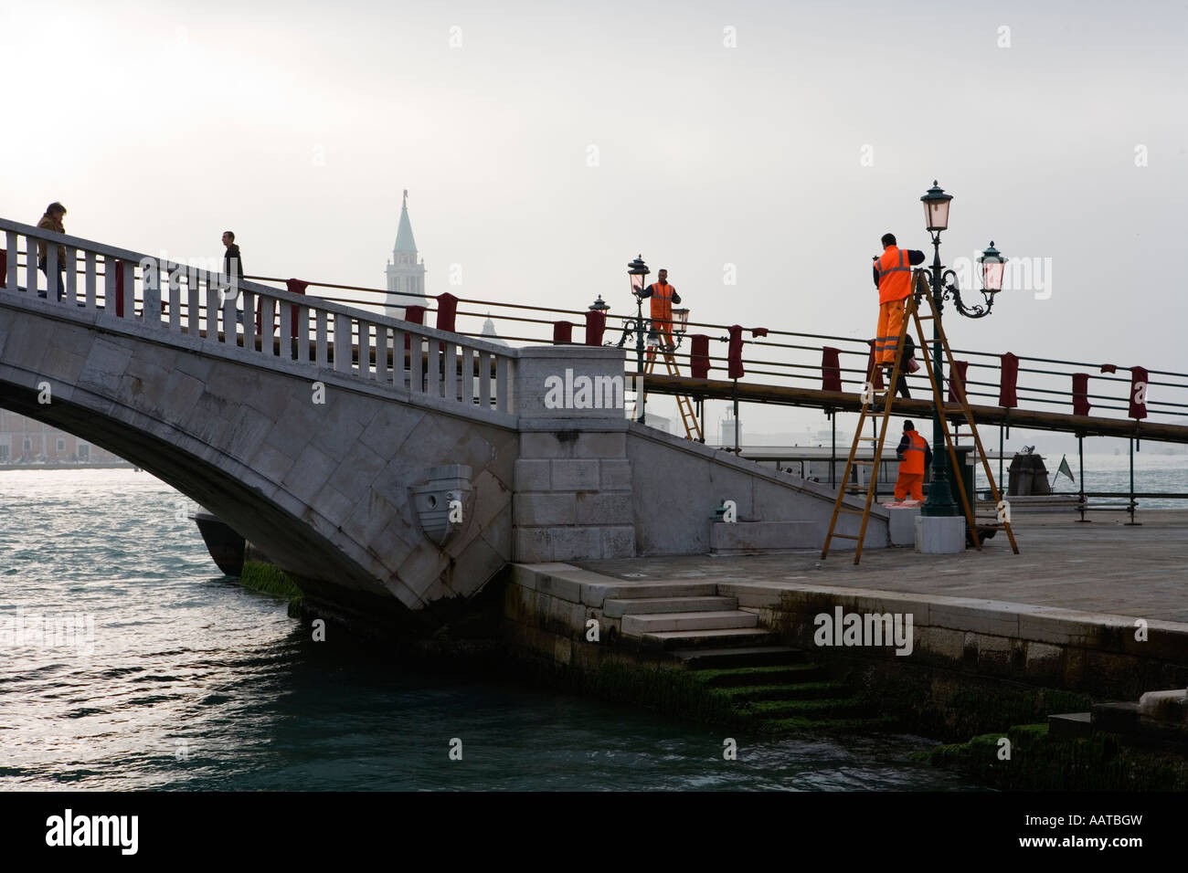 Venice Italy workmen repairing the street lighting Stock Photo - Alamy
