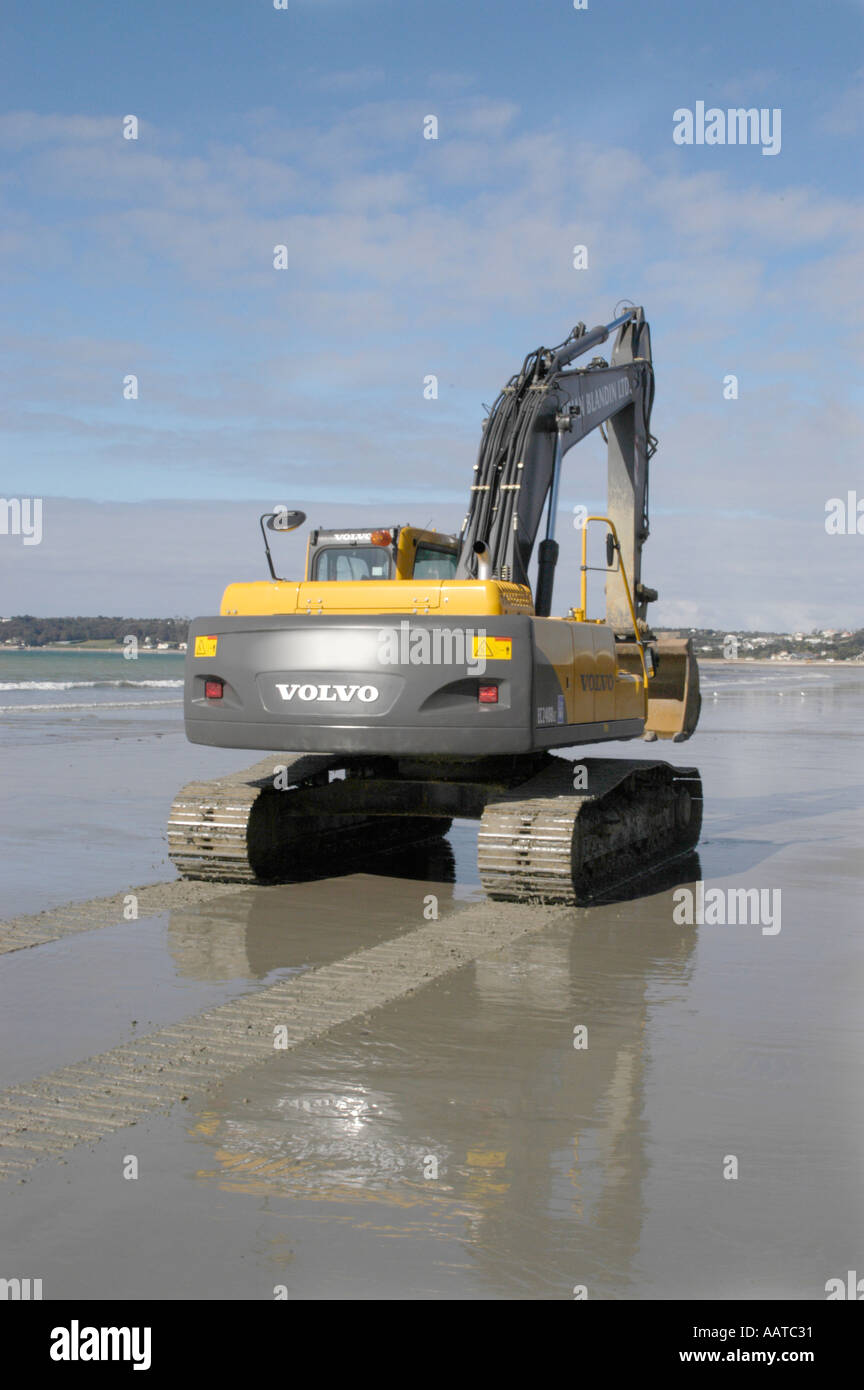 Volvo mechanical digger on the beach Stock Photo - Alamy