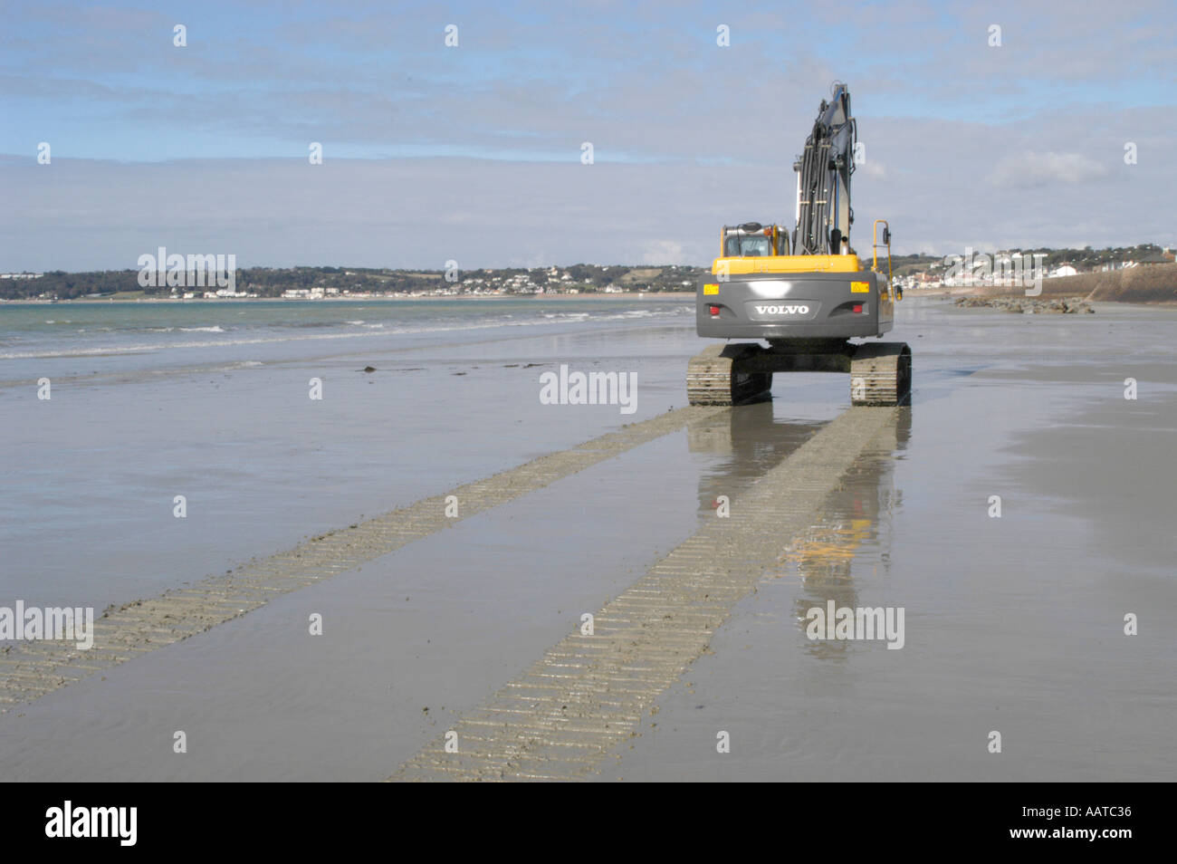 Volvo mechanical digger on the beach Stock Photo - Alamy