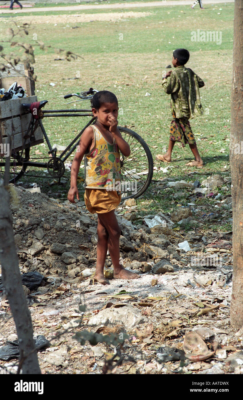 Bangladesh poverty rubbish hi-res stock photography and images - Alamy