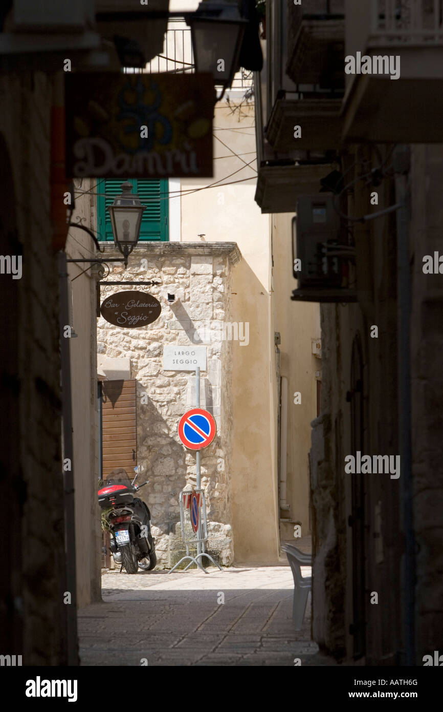 Street in Vieste, Gargano, Puglia, Italy Stock Photo - Alamy