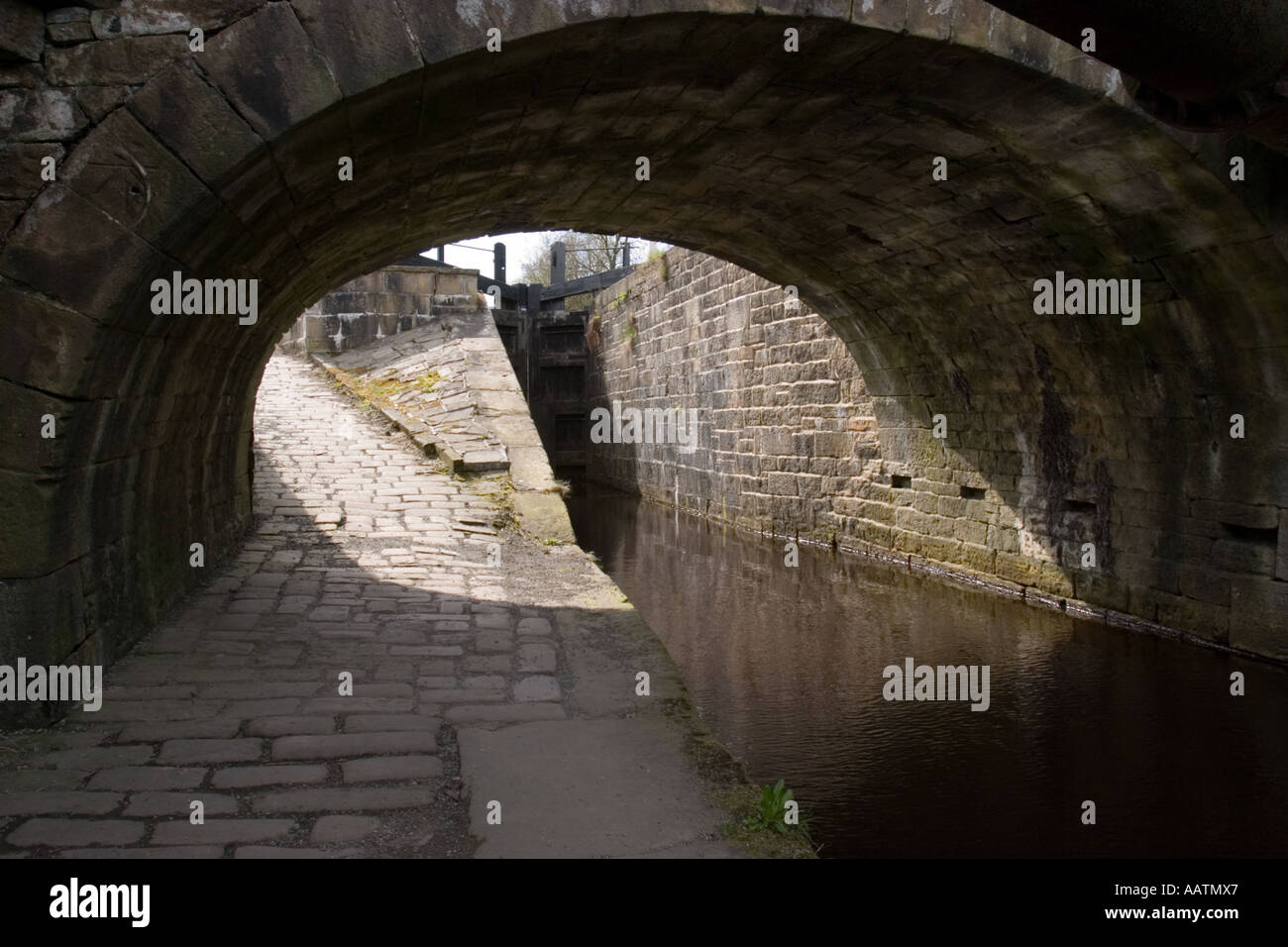 Stone bridge over Huddersfield Narrow Canal at Marsden Stock Photo - Alamy