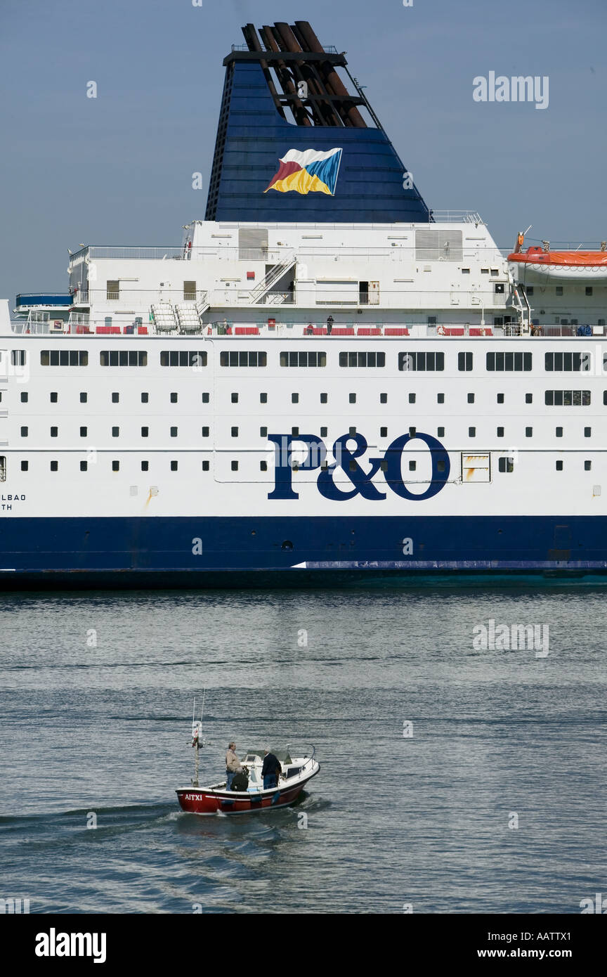 P & O ferry Pride of Bilbao dwarfs a smaller vessel while in port at ...