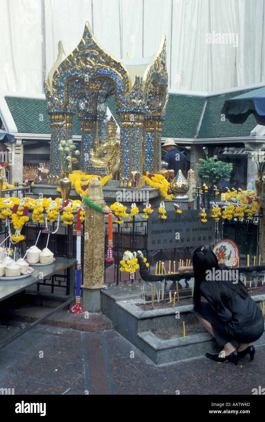erawan shrine bangkok thailand Stock Photo - Alamy
