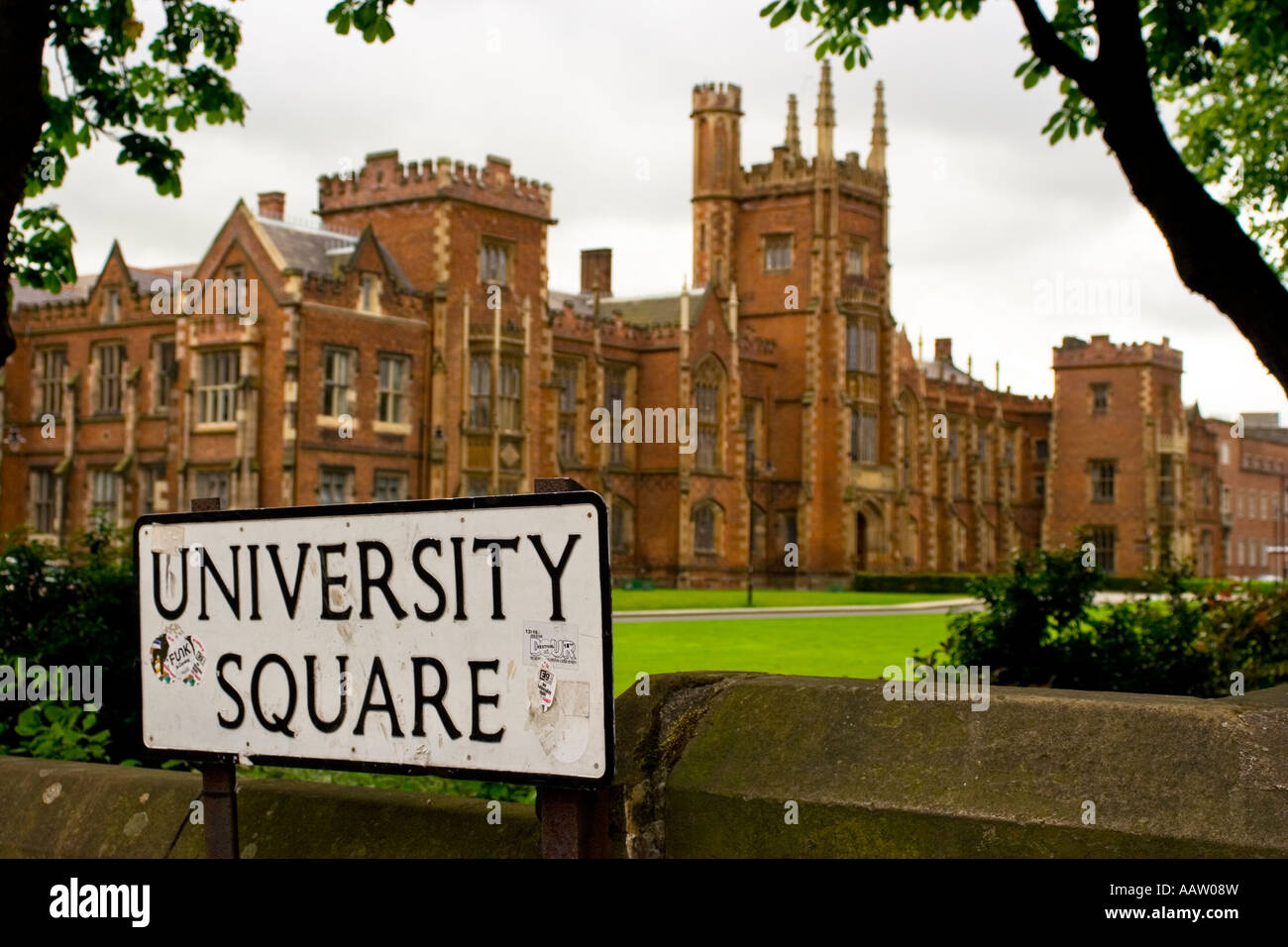 Queens sign wall belfast hi-res stock photography and images - Alamy