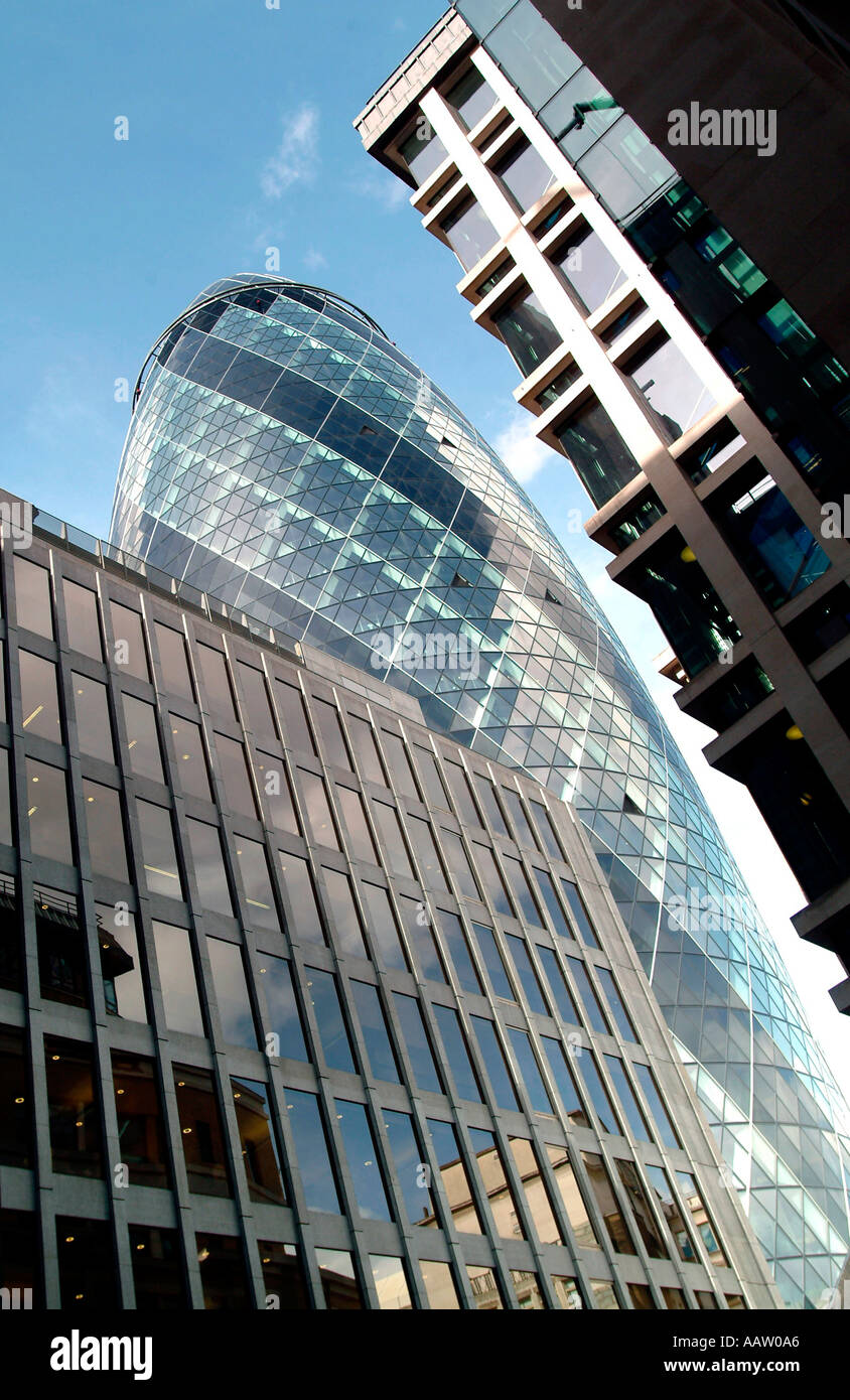 Views of the Gherkin Swiss re insurance building in the city of London ...