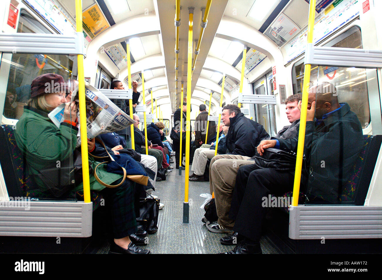 District line tube hi-res stock photography and images - Alamy