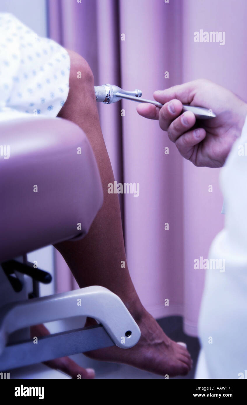 Doctor checking patients reflexes hi-res stock photography and images ...