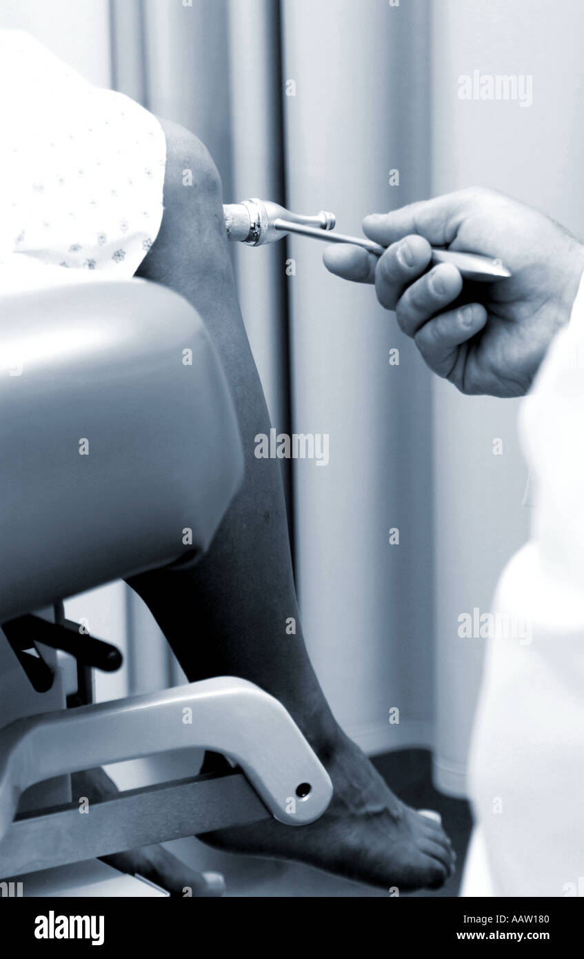 Doctor checking patients reflexes hi-res stock photography and images ...