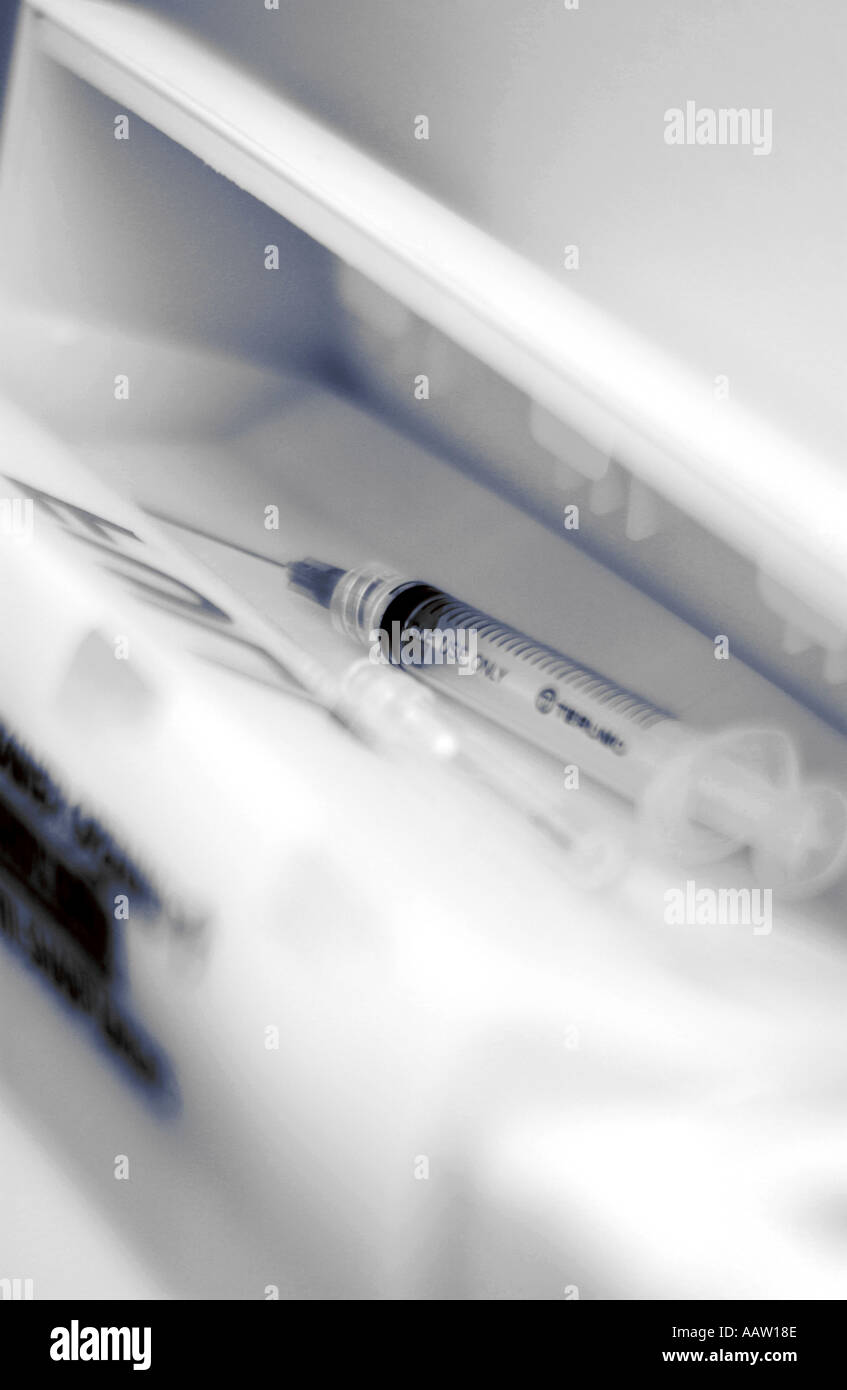 Disposal of syringe Stock Photo - Alamy