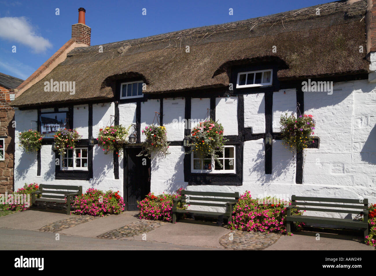 Thatched Pub Raby Wirral England Stock Photo - Alamy