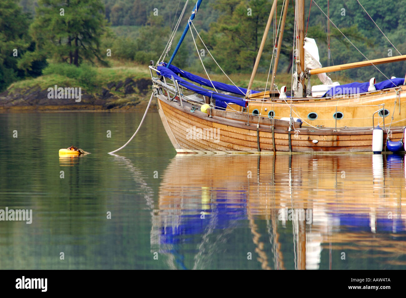 Scottish loch lone ship hi-res stock photography and images - Alamy