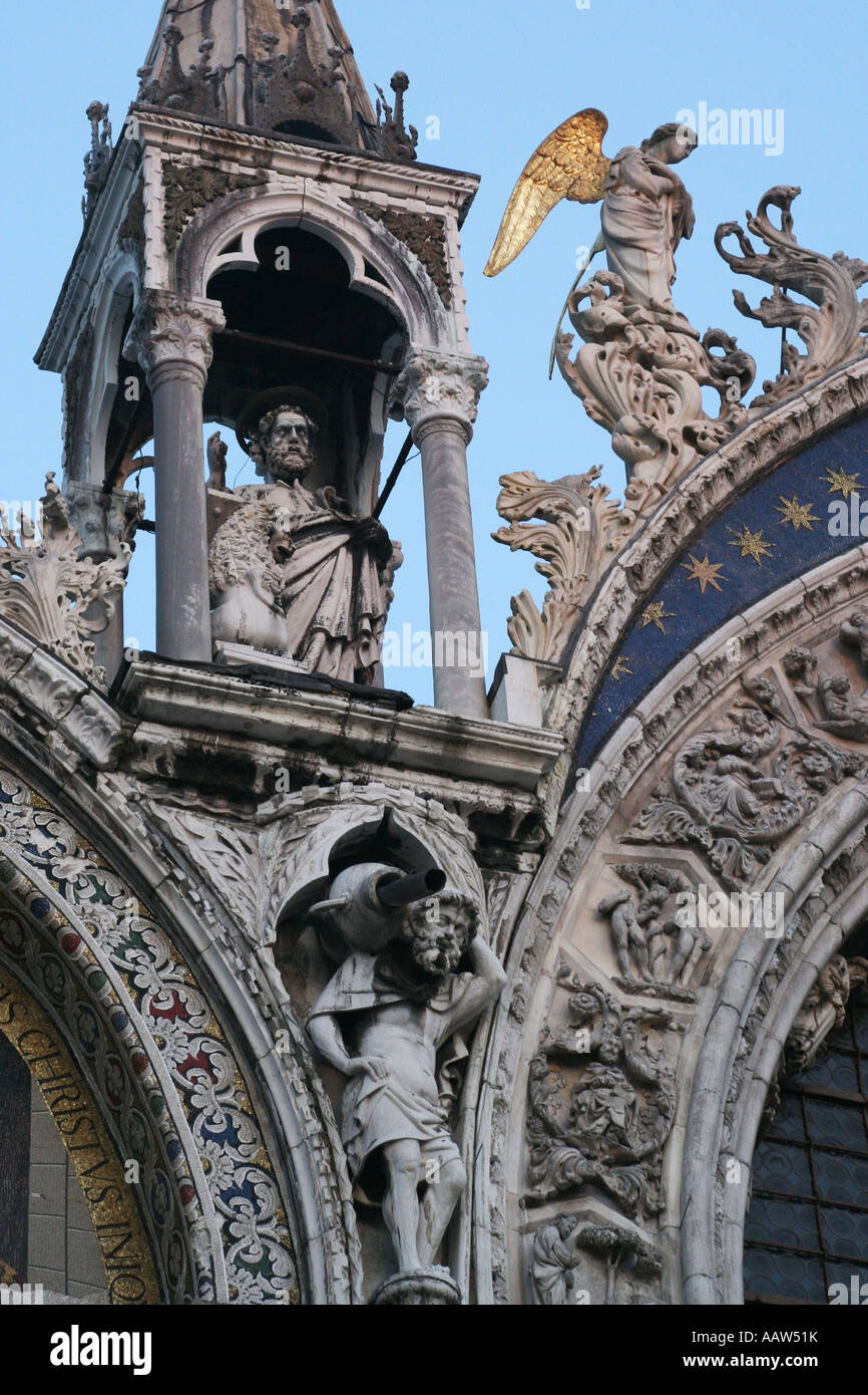Close up of statues on Basilica Cathedral, St Marks Square, Venice ...