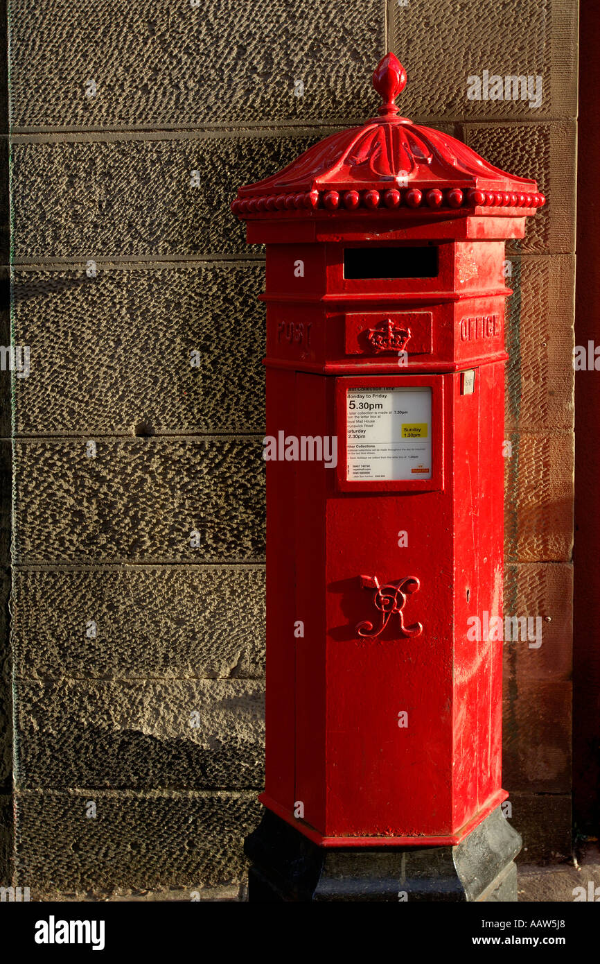 Historic Victorian red post box taken on The Royal Mile Edinburgh ...