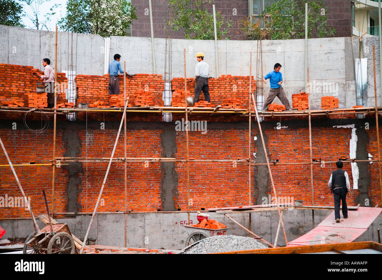 Day laborers construction curved brick wall in Yichang China Stock ...