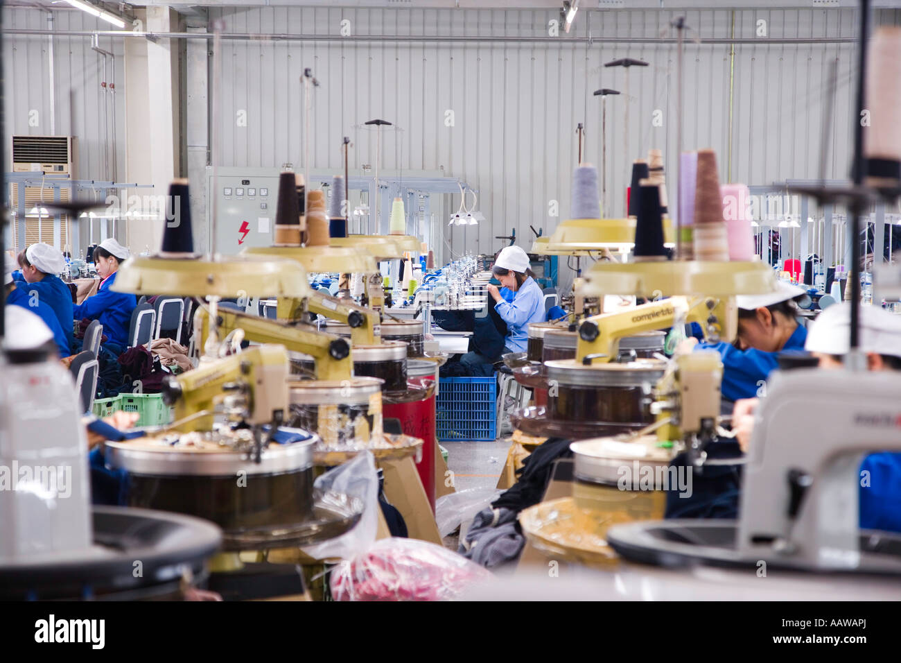 China textile industry workers hi-res stock photography and images - Alamy