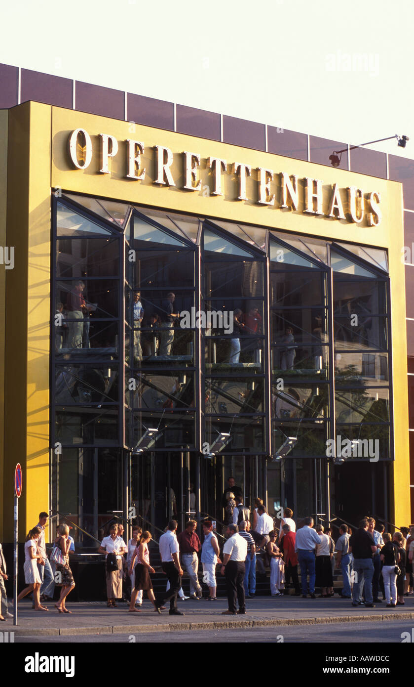 Frauen reeperbahn hamburg hi-res stock photography and images - Alamy