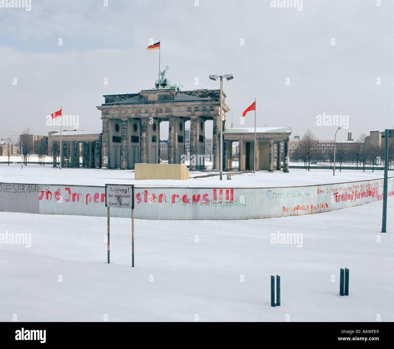 BRANDENBURG GATE BERLIN 1982 GERMANY EUROPE Stock Photo - Alamy