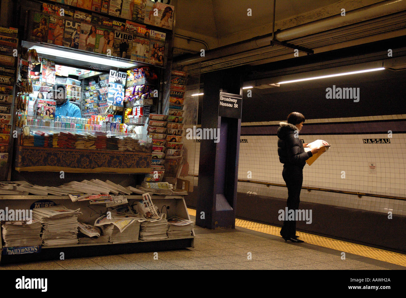 New york city newspaper stand hi-res stock photography and images - Alamy