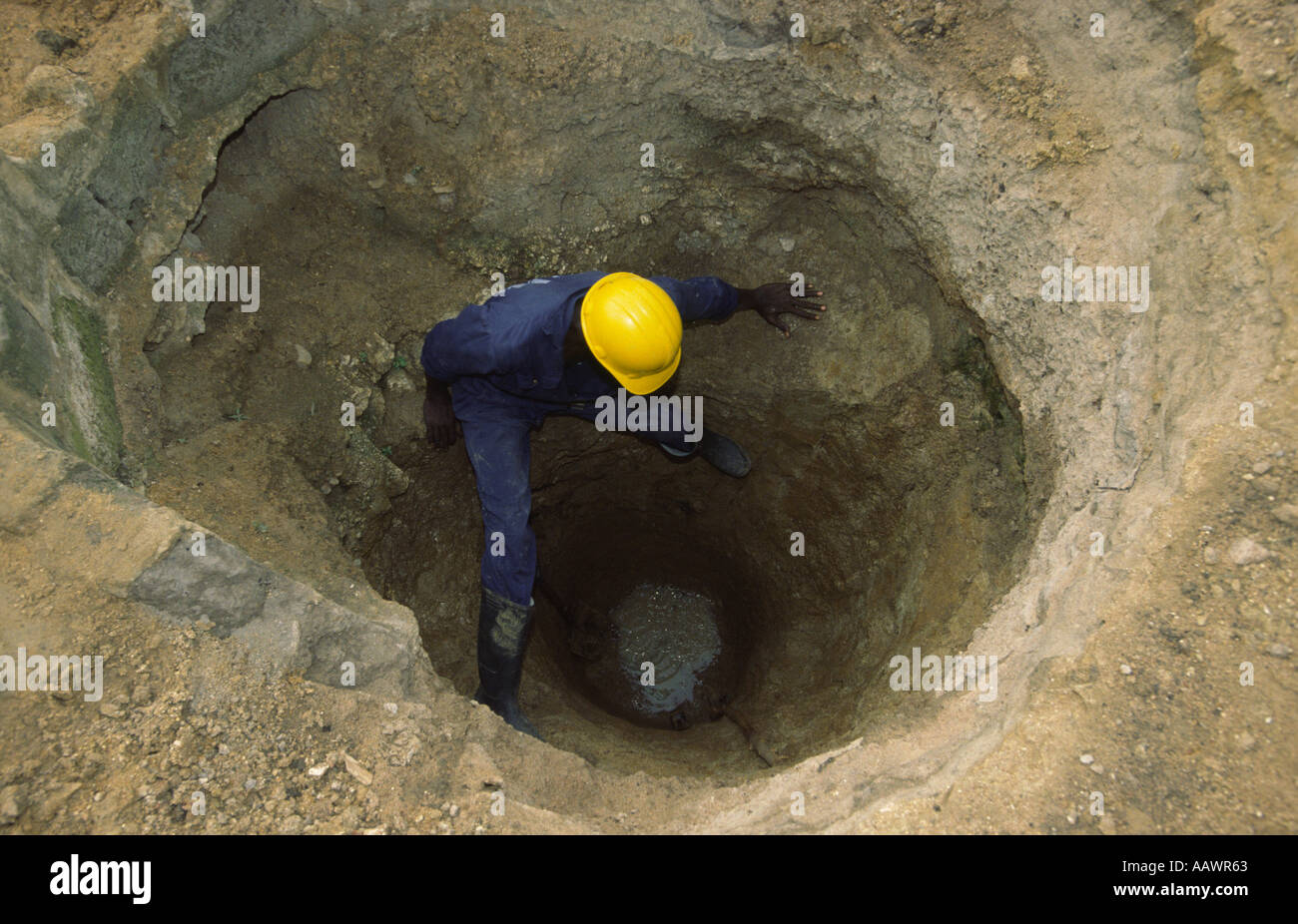 Workmen digging hole hi-res stock photography and images - Alamy