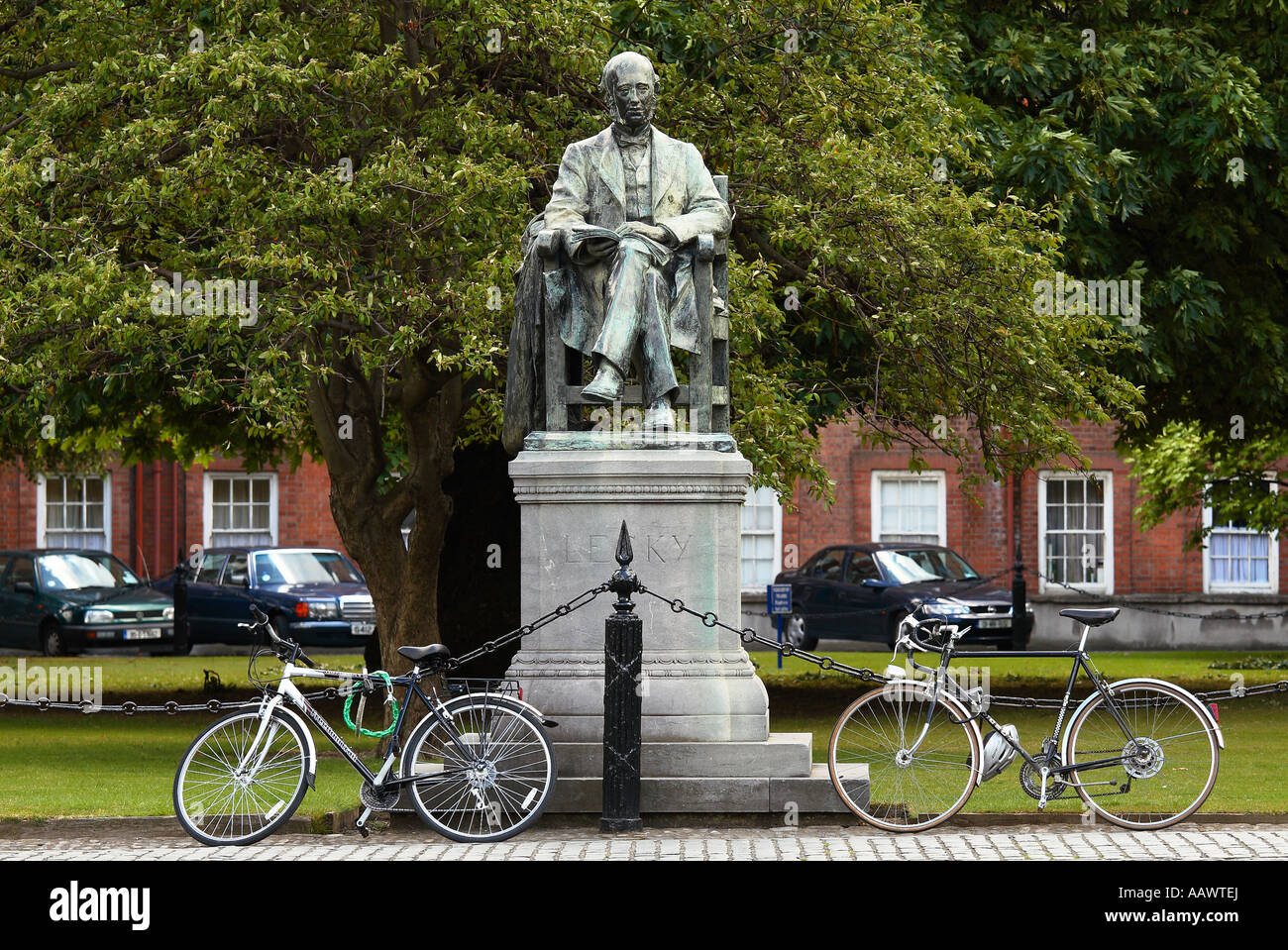 Lecky statue trinity college dublin hi-res stock photography and images ...