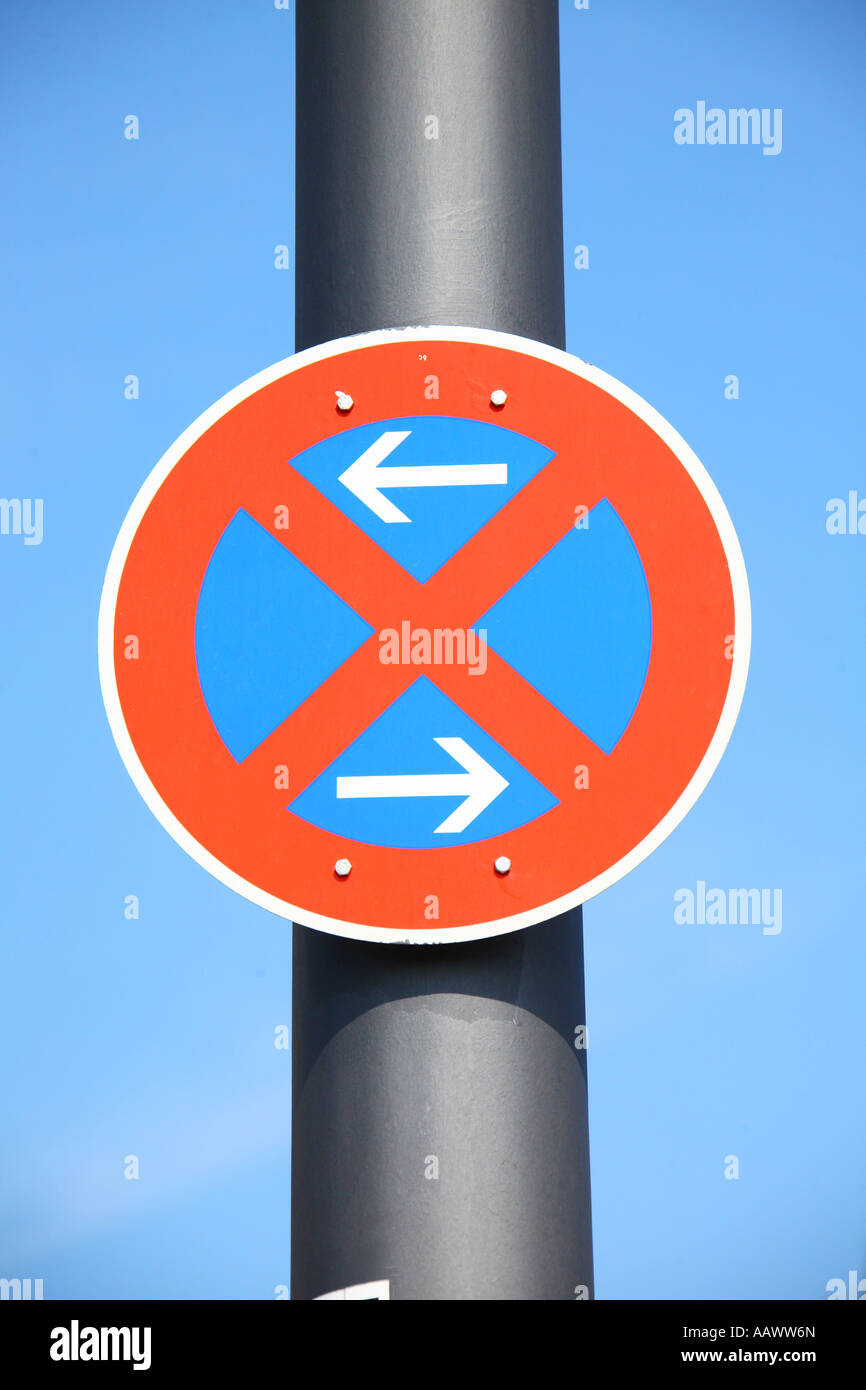 Traffic sign No stopping Stock Photo - Alamy